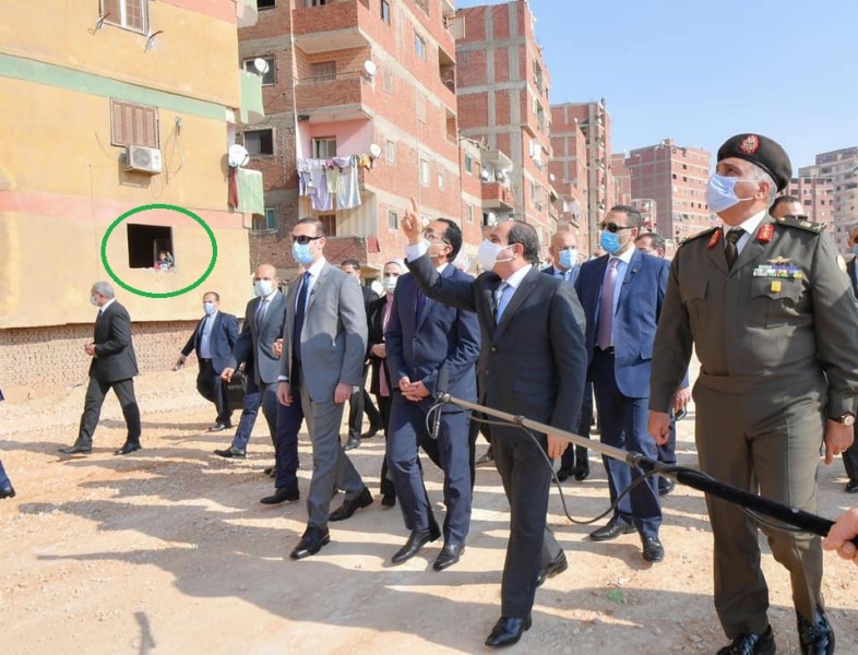 «طفل عزبة الهجانة» ينظر من النافذة إلى المستقبل الجديد الذي يرسمه ...